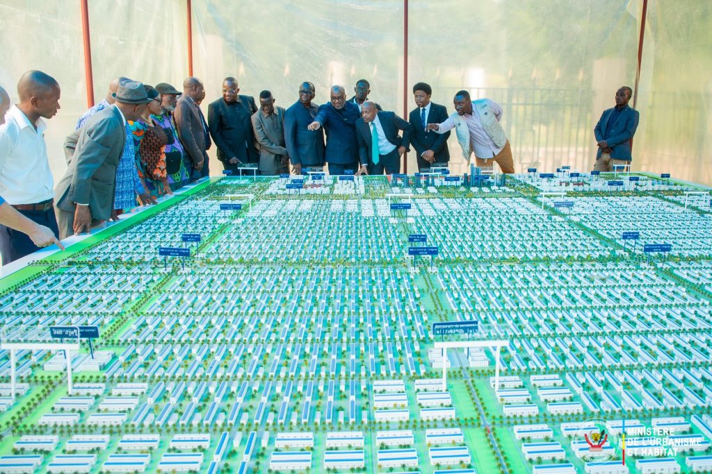 Extension de Kinshasa : le ministre Alexis Gisaro découvre la maquette ...